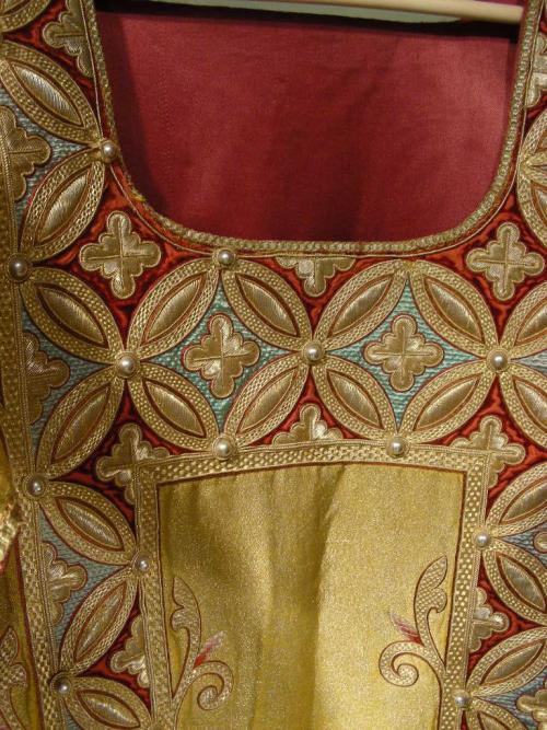 Gold Metallic Beautiful Embroidery Pair Of Dalmatics. N°173