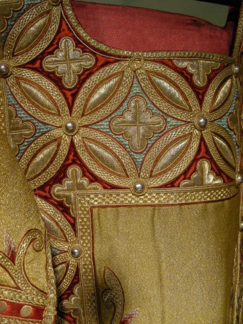 Gold Metallic Beautiful Embroidery Pair Of Dalmatics. N°173